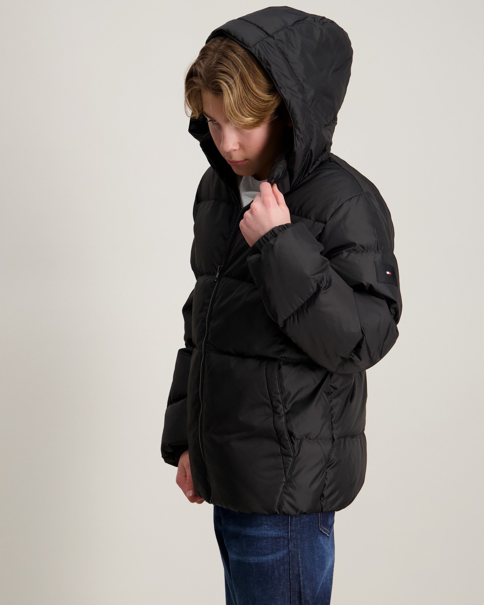 Tommy Hilfiger ESSENTIAL DOWN JACKET Sort til Dreng | Kids Brand Store