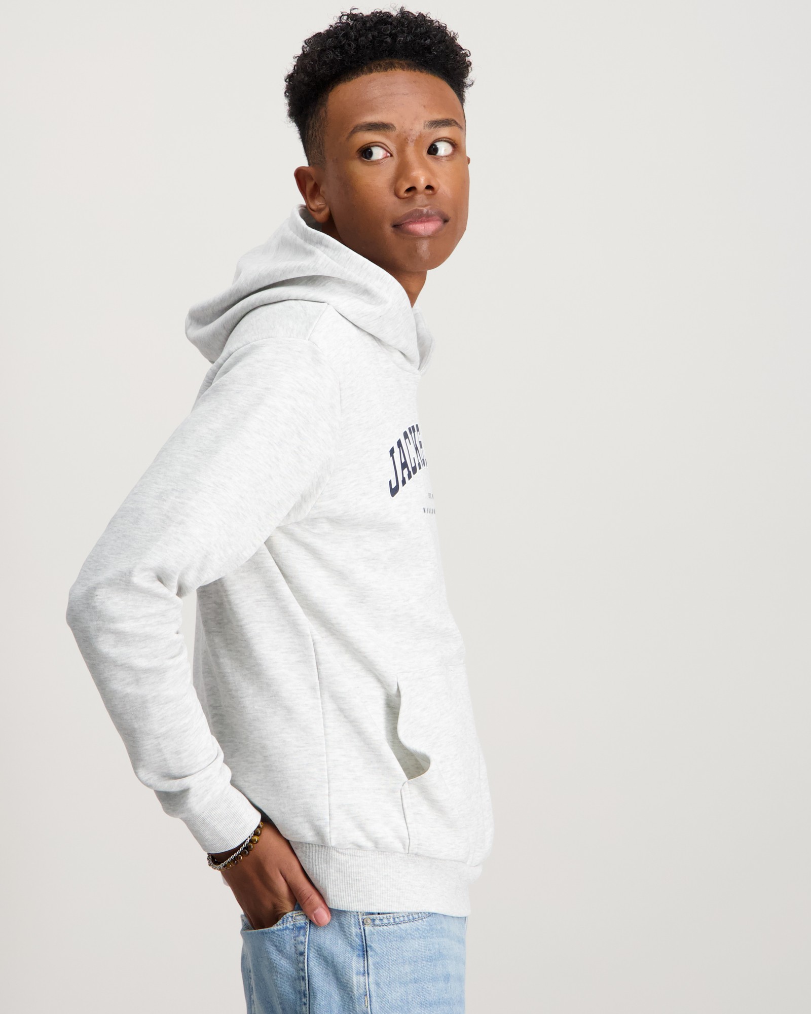 Jack & Jones JJECALEB VARSITY SWEAT HOOD NOOS JNR Valkoinen varten ...